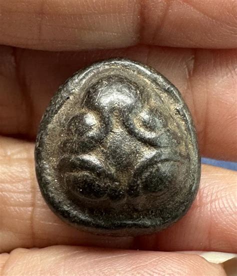 พระปิดตาผงคลุกรักหลังจาร ไม่ทราบที่ Ennxo