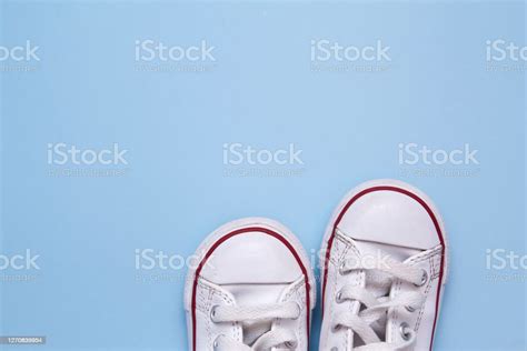 파란색 배경에 어린이 신발의 상단 보기 어린이 신발 옷 산책에 대한 텍스트를 위한 공간을 복사합니다 0명에 대한 스톡 사진 및