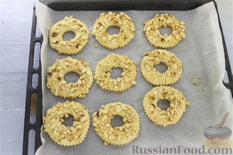 Рецепт: Песочное печенье "Колечки" с арахисом на RussianFood.com