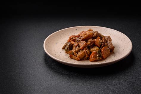 감자 쇠고기 버섯 당근 소금 향신료 및 허브의 맛있는 야채 스튜 감자 요리에 대한 스톡 사진 및 기타 이미지 감자 요리