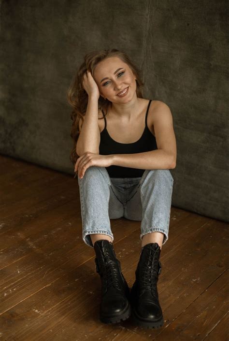 Девушка в студии Фотосессия Девушка в платье Женские позы