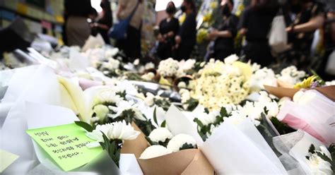 등굣길 근조화환 교단이 죽었다…전국 교사들 분노의 추모행렬