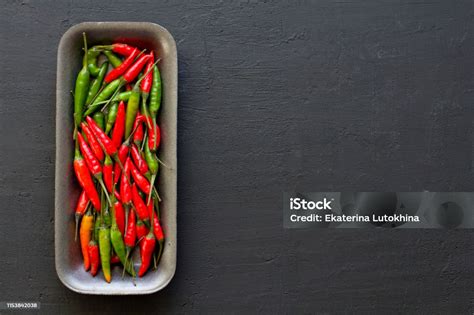 검은 색과 어두운 현대 배경 또는 검은 색 테이블에 빨간색 뜨거운 칠리 고추 붉은 고추 고추의 많은 녹색 뜨거운 칠리 고추입니다 텍스트의 공간을 복사 합니다 플랫 레이