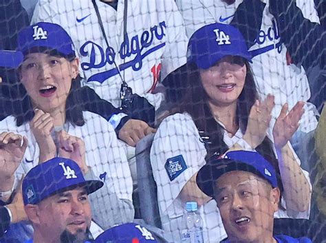 ＜ドジャース・パドレス＞8回、大谷の左前適時打に喜ぶ妻・真美子さん（左）（撮影・光山 貴大） スポニチ Sponichi Annex 野球