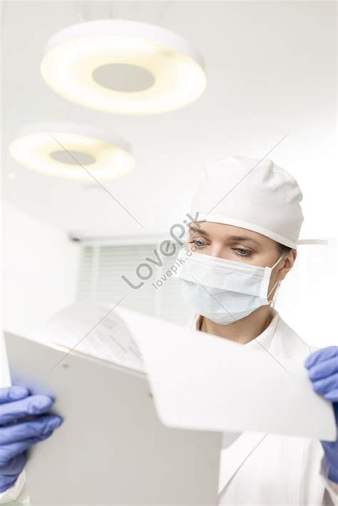 女牙醫在診所圖片中閱讀剪貼板上的醫療報告圖片素材 圖片尺寸6670 × 10000px 高清圖案352262036