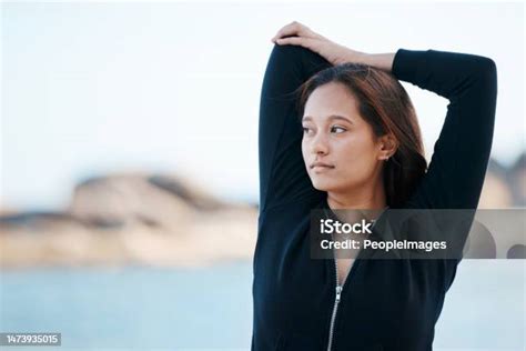 피트니스로 스트레칭을 하고 운동과 신체 훈련을 위해 해변에서 달리는 여자 야외 모형 젊은 주자 워밍업하고 운동 라이프 스타일을 위해 바다에서 유산소 운동 건강 및 건강으로