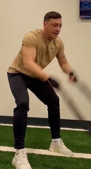 Кристијано Роналдо му даде поддршка на вежбањето на поранешниот колега Месут Озил и ги