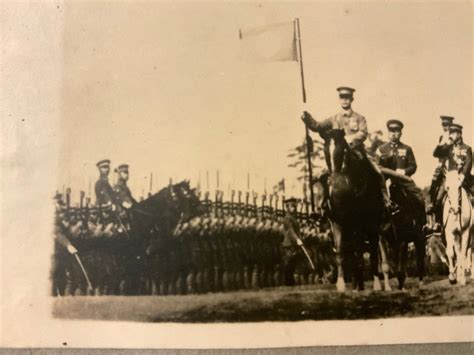Rr 3187 旧日本軍 陸軍 軍隊 軍人 昭和天皇 第124代天皇 大元帥 観閲 視察 敬礼 馬 騎乗 写真 古写真 印刷物 両面くkaら