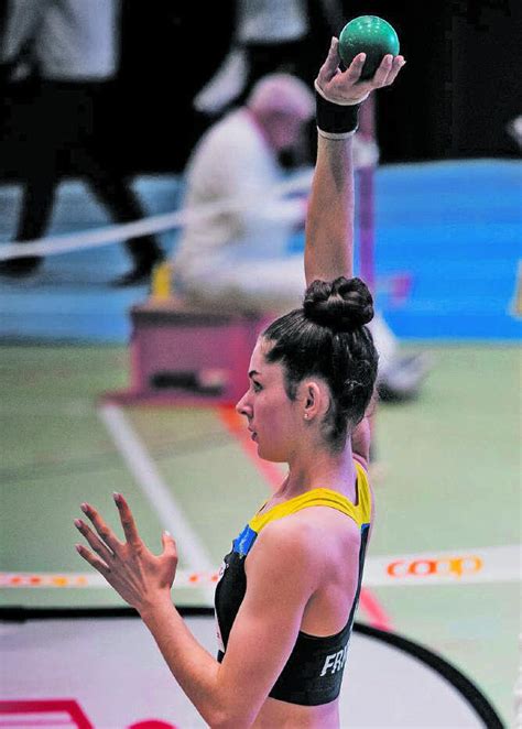 Lucia Acklin Räumt Schon Wieder Ab