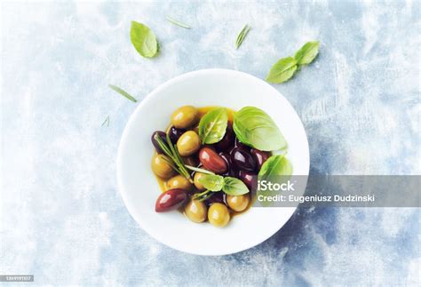 밝은 나무 배경에 녹색과 칼라마타 올리브 맨 위 보기입니다 공간을 복사합니다 올리브에 대한 스톡 사진 및 기타 이미지 올리브