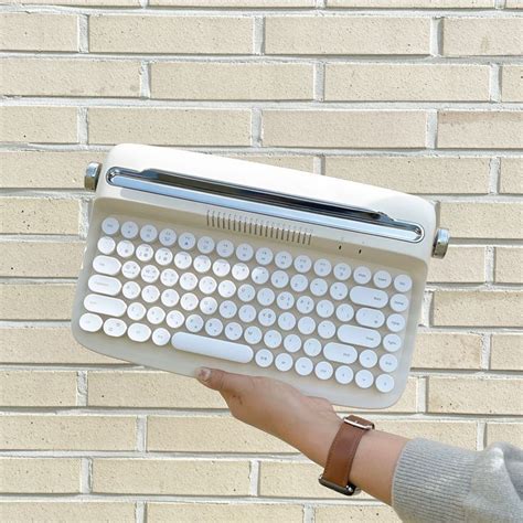 Yunzii Actto B303 Wireless Keyboard Retro Bluetooth Typewriter Ivory