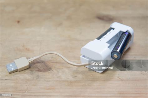 미니 Usb와 용 배터리 충전기 충전 지 Aa Aaa Ni Mh Ni Cd 배터리 나무 표면에 배터리 전원에 대한 스톡 사진 및