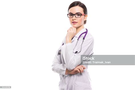 젊은 여자 의사가 청진 기 균일 한 흰색 바탕에 화이트에 그녀의 턱에 한 손으로 들고 Stem 주제에 대한 스톡 사진 및 기타