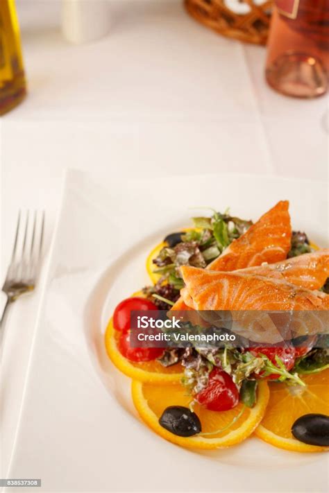 야채와 연어를 접시에 배열 와인 병 와인 글라스 배경에서 전통적인 접시 우아한 부드러운 빛으로 선택적 포커스 설정에 0명에 대한 스톡 사진 및 기타 이미지 Istock