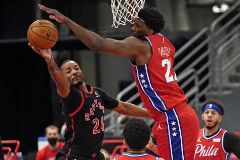 76ersのエンビードをかわしてシュートに持ち込むラプターズのパウエル（ap） ― スポニチ Sponichi Annex スポーツ
