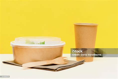 크래프트 종이 상자에 건강 식품 점심 환경 친화적 인 상자 일회용 그릇 포장 용기 노란색 배경에 컵 닭고기 계란 채소 배달을
