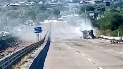 Caos en la México Querétaro pipa de gas se vuelca y deja fila de autos de hasta kilómetros