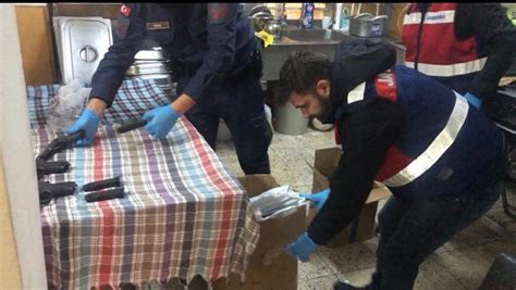 İzmirde Ruhsatsız Silah Operasyonu 2 Gözaltı