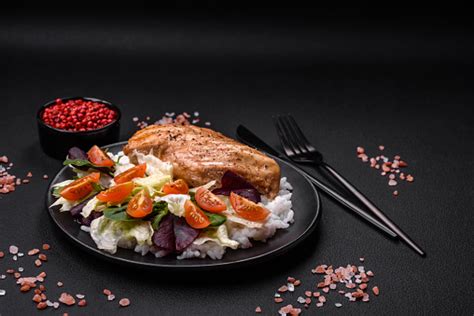 닭고기 쌀 채소 및 방울 토마토로 구성된 맛있는 건강식 아침 식사 0명에 대한 스톡 사진 및 기타 이미지 0명 건강한