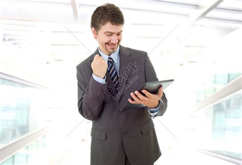 태블릿pc에서 터치패드를 사용하는 사업가사진