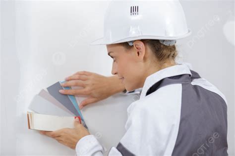 벽에 컬러 차트를 들고 있는 전문 여성 데코레이터 사진 배경 및 무료 다운로드를위한 그림 Pngtree