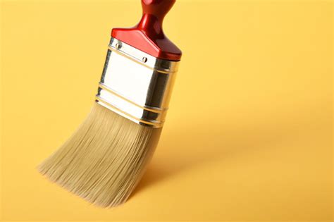 복사 공간이 있는 노란색 배경에 브러시를 페인트합니다 그림 0명에 대한 스톡 사진 및 기타 이미지 0명 그림 그리기