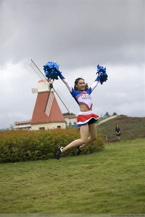 啦啦队的日常训练，激情、狂野，略显浮夸 每日头条