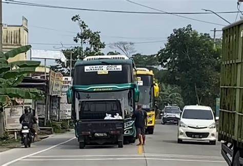 Viral Aksi Berani Pengemudi Pikap Hadang Bus Lawan Arus Okezone Otomotif