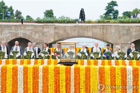 인도 간디 추모 공원서 헌화하는 G20 정상들 연합뉴스