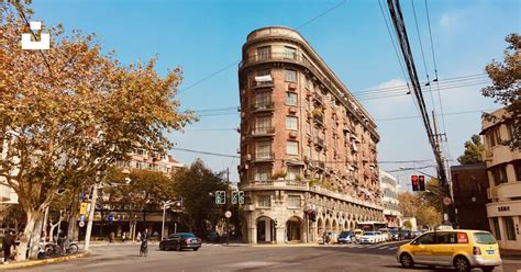 건물 옆 노란색 Suv 사진 Unsplash의 무료 자동차 이미지