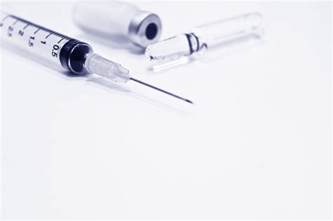 藥物或疫苗的瓶和安瓿和3毫升塑膠注射器與針隔絕在白色背景上 照片檔及更多 一個物體 照片 一個物體 一次性 健保和醫療 Istock