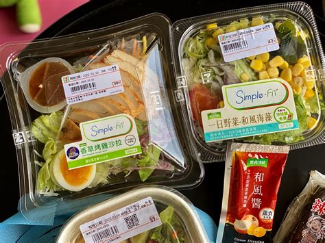7 11超商美食開箱：7 Eleven推出simplefits低卡便當＆沙拉搭配21世紀烤雞輕鬆享美味不怕胖～ 進食的巨鼠