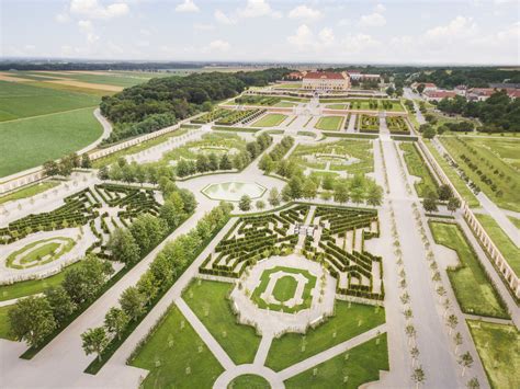 Virtuálna prehliadka zámockého komplexu Schloss Hof SDEŤMI