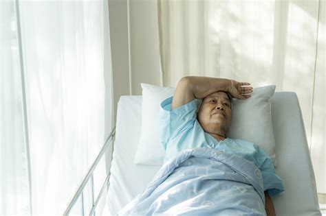 병원 침대 환자에 있는 외로운 노인 환자는 집에 가고 싶어합니다 의료 및 헬스케어 개념 가정의 방에 대한 스톡 사진 및 기타
