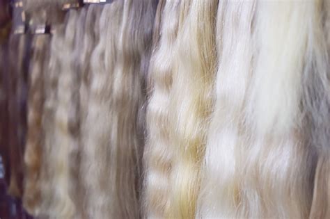 자연 머리의 머리 확장 장비입니다 다른 색상의 머리 바람 Balayage 샘플입니다 멀티 컬러 긴 한 움 큼 머리 확장 절차에 대 한 설정 가발에 대한 스톡 사진 및 기타