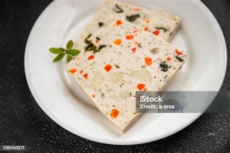 물고기 테린과 바다 가리비 산 자크 해물 신선한 맛좋은 식품 요리 맛있는 식도락가 음식 배경 테이블에 촌사람 같은 음식 평면도 사본 공간 케토 및 팔레오 다이어트