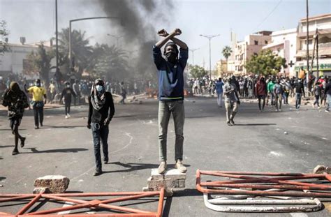 Sénégal libération provisoire de trois militants arrêtés avant les