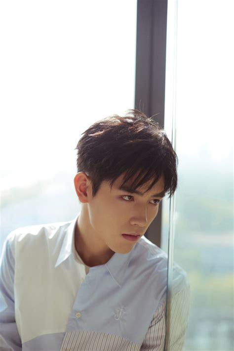 陈飞宇拍摄衬衫造型冬日阳光写真 宣传新剧《点燃我温暖你》