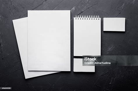 기업의 정체성 템플릿 어두운 회색 콘크리트 텍스처에 편지지 브랜딩 그래픽 디자이너 프레 젠 테이 션 및 포트폴리오에 대 한 조롱 기업 비즈니스에 대한 스톡 사진 및 기타