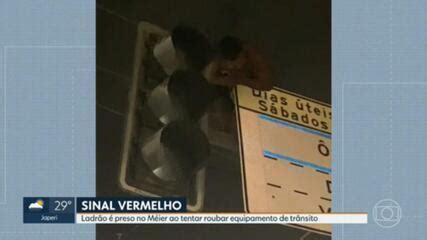 VÍDEO homem é preso ao tentar furtar semáforo no Méier Rio de