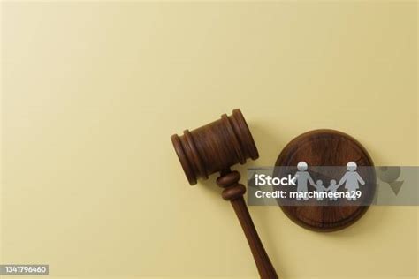 판사 망치와 아이콘 인간 가족의 최고 보기 가족법 또는 이혼 적법성 입양 개념 3d 일러스트레이션 인권에 대한 스톡 사진 및