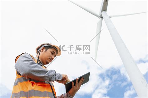 在山顶风电场工作的工程师的进步概念高清摄影大图 千库网