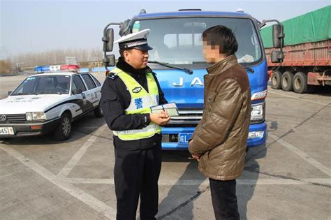 因太疲勞男子高速路上停車睡覺，交警罰其在服務區休息後再駕車 每日頭條