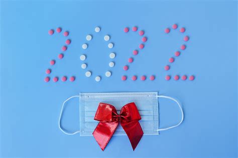 크리스마스 새해 플랫 텍스트 장소와 파란색 배경에 누워 숫자 2022 알 약과 의료 마스크만들기 맨 위 보기입니다 공간을