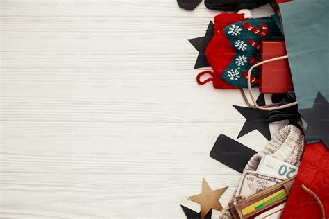 크리스마스 쇼핑 및 계절 판매 지갑에 담긴 신용 카드와 돈 옷이 든 종이 봉지 스타킹 태그 소박한 나무에 선물 상자 특별 크리스마스 제공 할인 텍스트를 위한