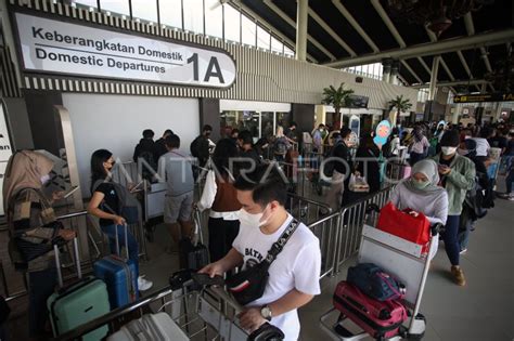ARUS MUDIK DI BANDARA SOETTA ANTARA Foto
