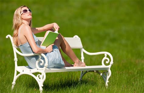 Come Creare Una Zona Per Prendere Il Sole In Giardino Deabyday