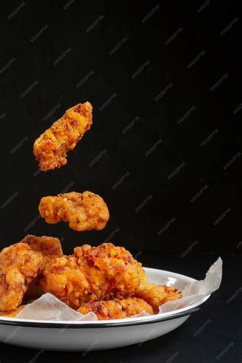 접시에 맛 있는 프라이드 치킨 무료 사진