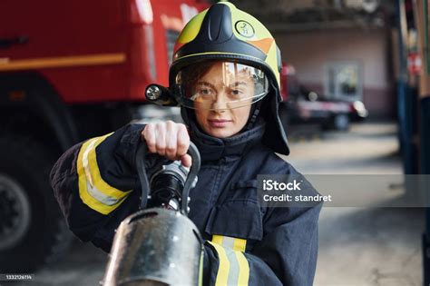 손에 호스 트럭 근처에 서 있는 보호복을 입은 여성 소방관 30 34세에 대한 스톡 사진 및 기타 이미지 30 34세 교통