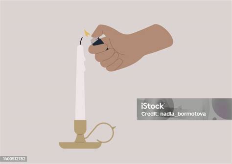 Sebuah Tangan Menyalakan Lilin Di Kandil Dengan Korek Api Ilustrasi